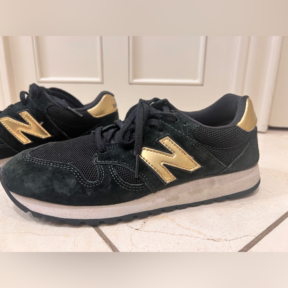 New Balance 520 Black And Gold Tennis Shoes - Gem